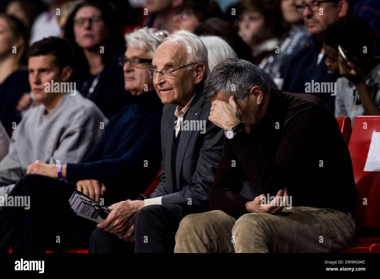 Herbert Hainer (Pr?sident FC Bayern M?nchen) mit Hand vor dem Gesicht w?hrend des knappen Spiels ...