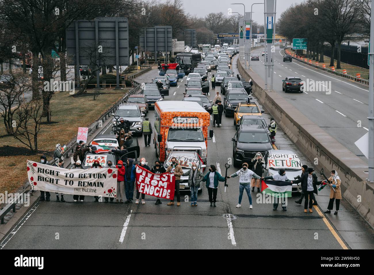 Usa palestine protest blocking highway hi-res stock photography and ...