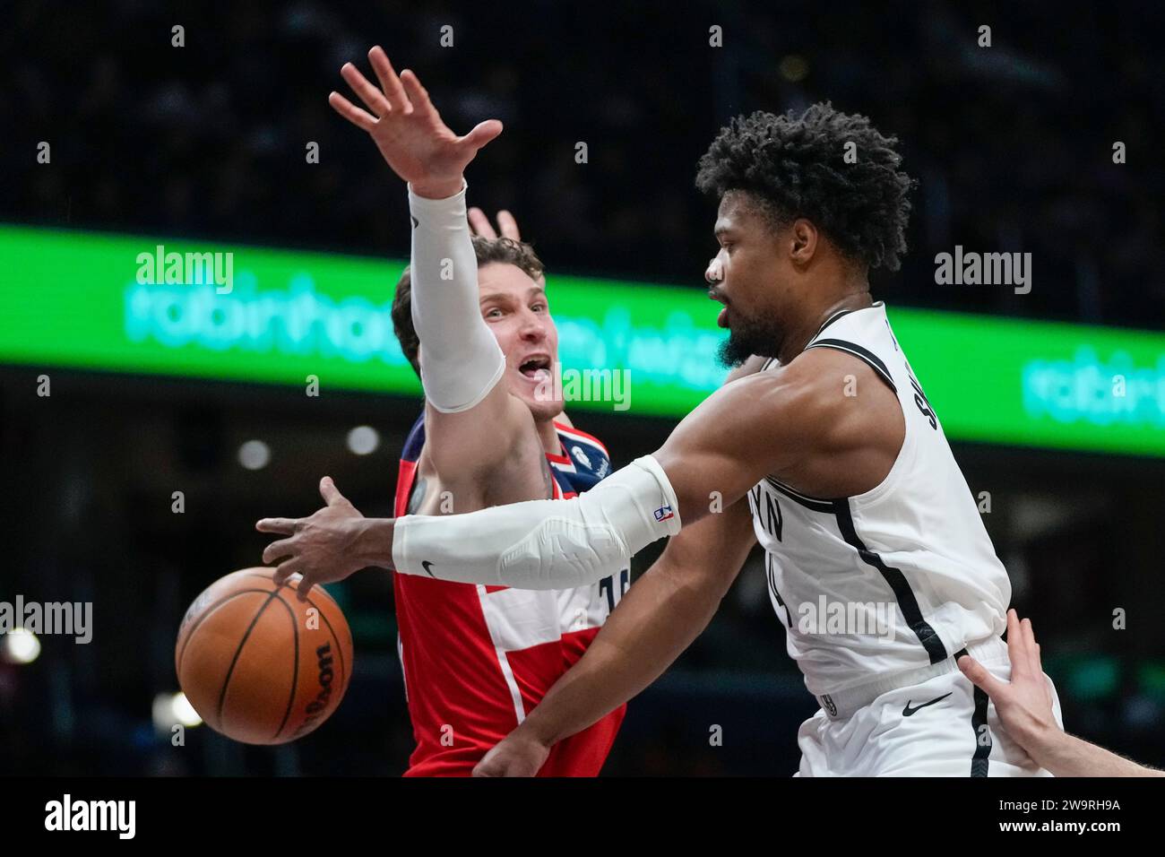 Washington Wizards center Mike Muscala (35) can't block a pass by ...