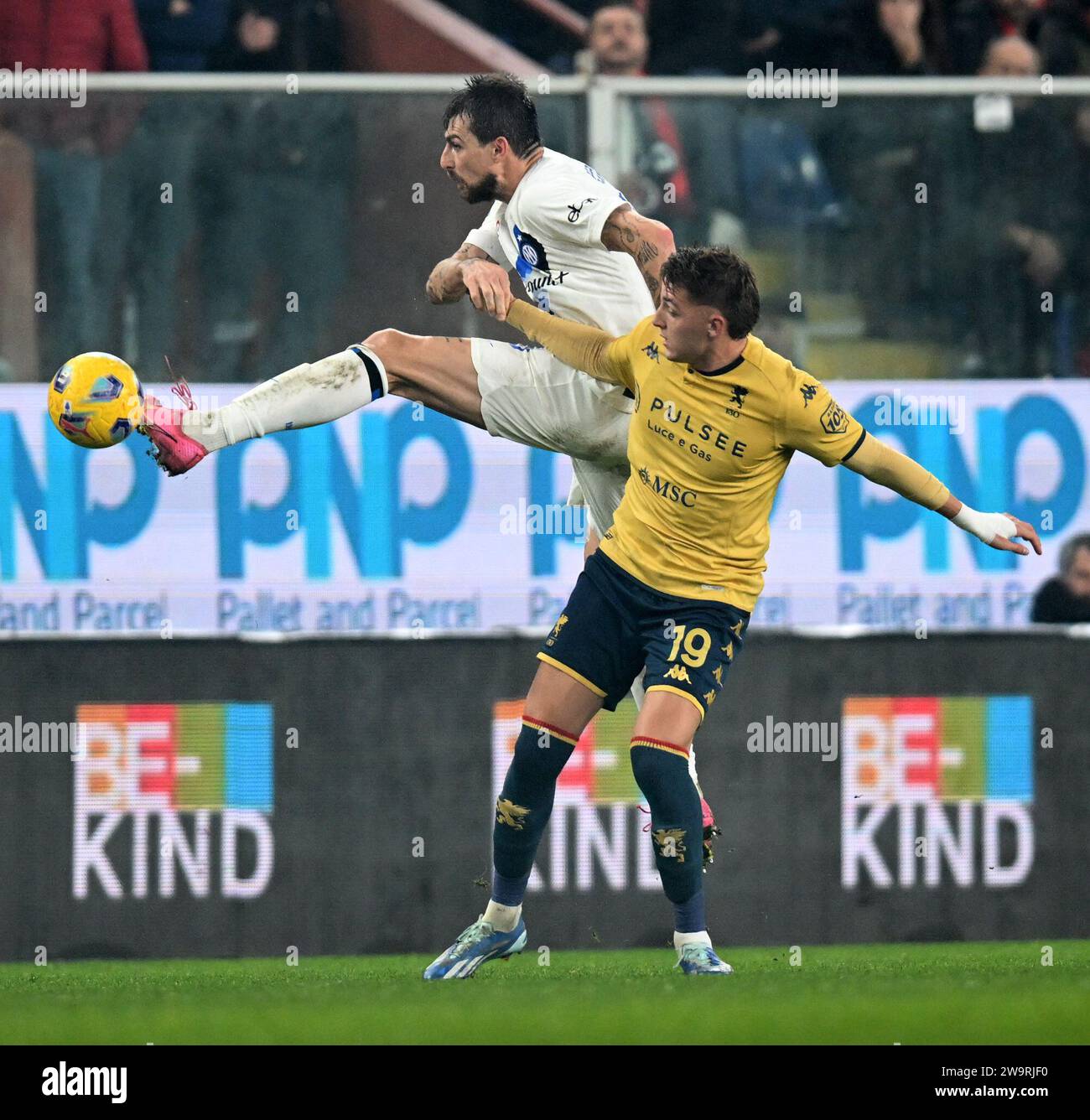 Genova, Italy. 29th Dec, 2023. FC Inter's Francesco Acerbi (L) vies ...