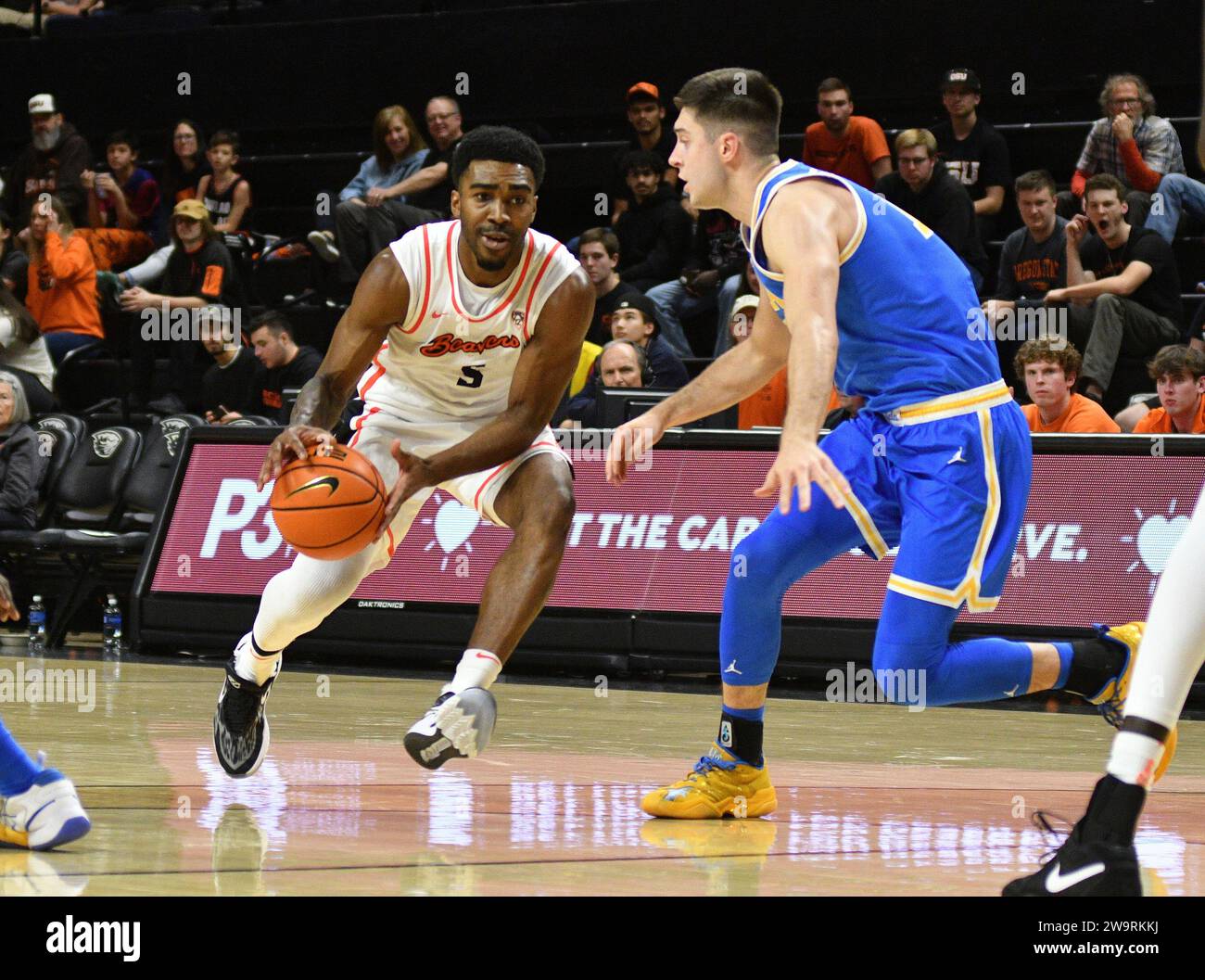 Oregon State guard Justin Rochelin (5) dribbles in front of UCLA guard ...