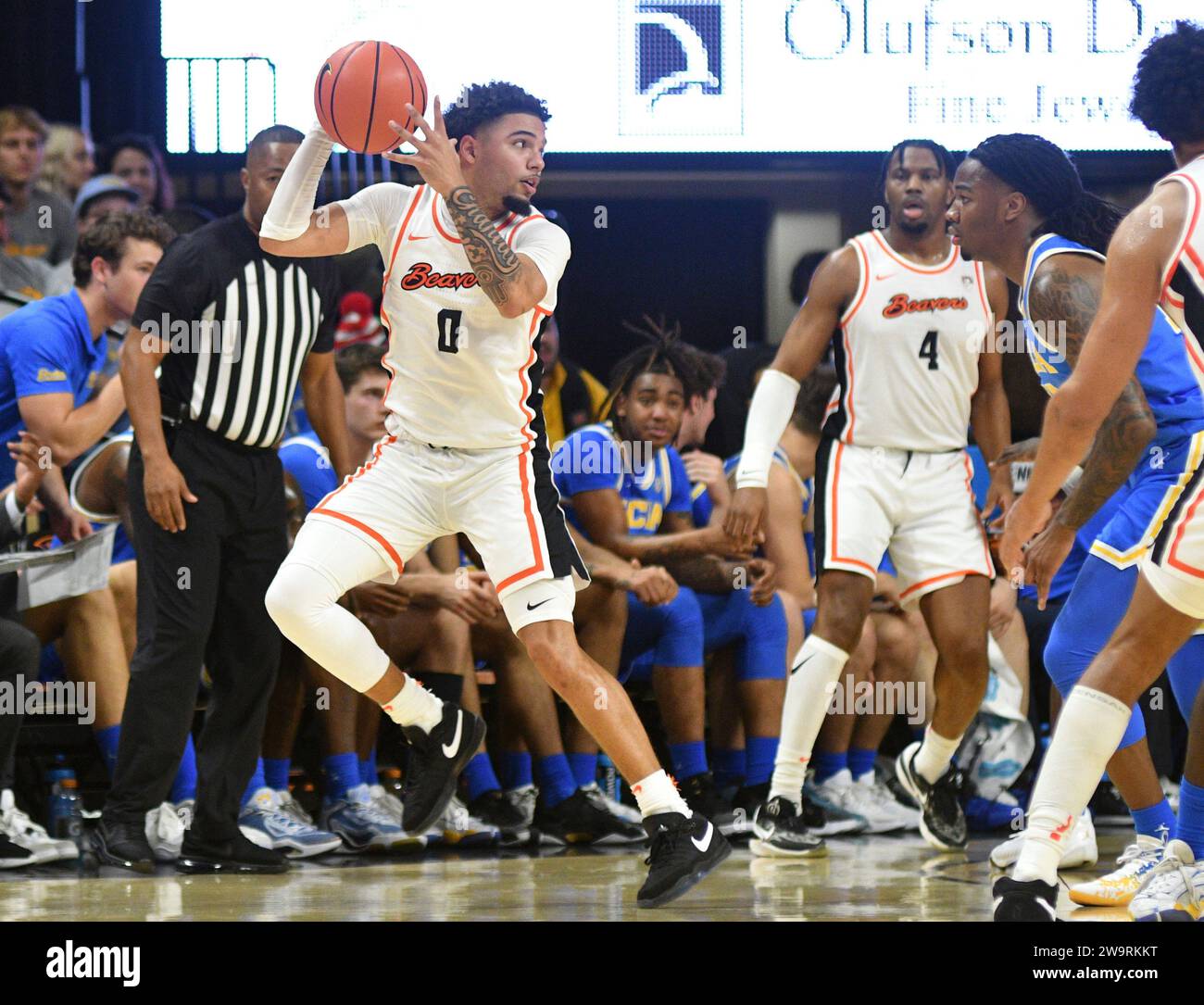 Oregon State guard Jordan Pope (0) catches a pass in front of the UCLA ...