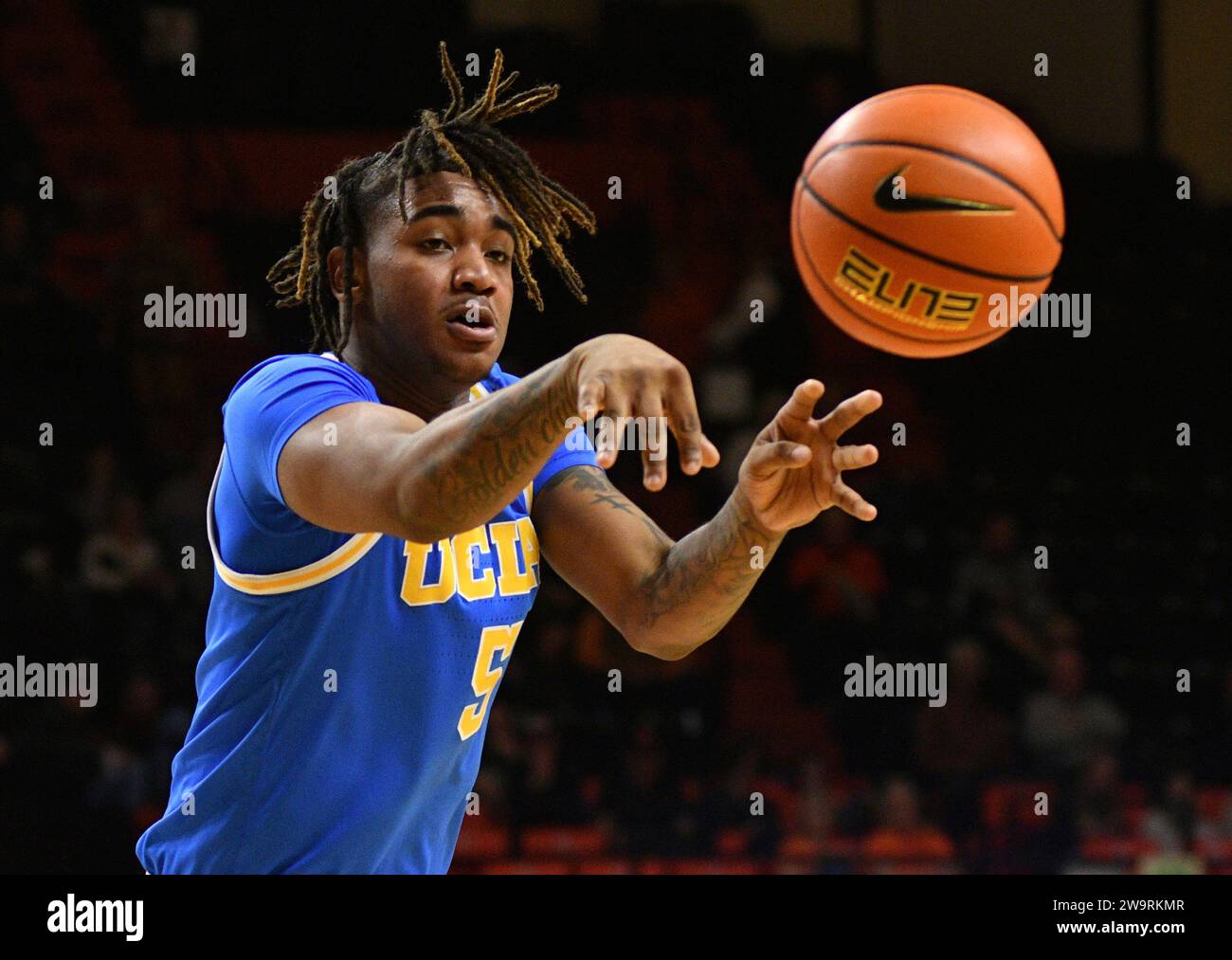 UCLA guard Brandon Williams (5) passes against Oregon State during the ...