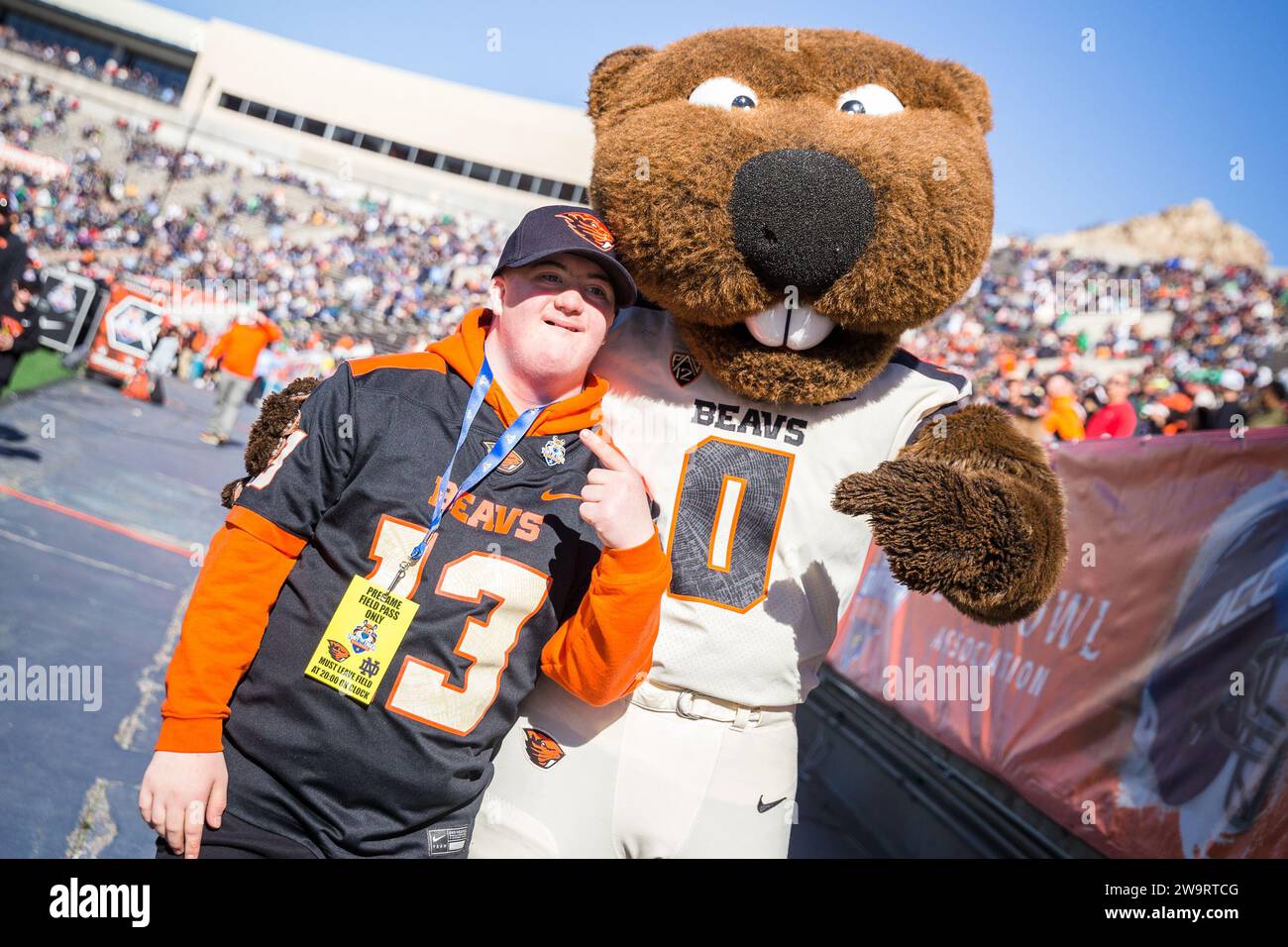 El Paso, Texas, USA. 29th Dec, 2023. Oregon State Beavers costumed ...