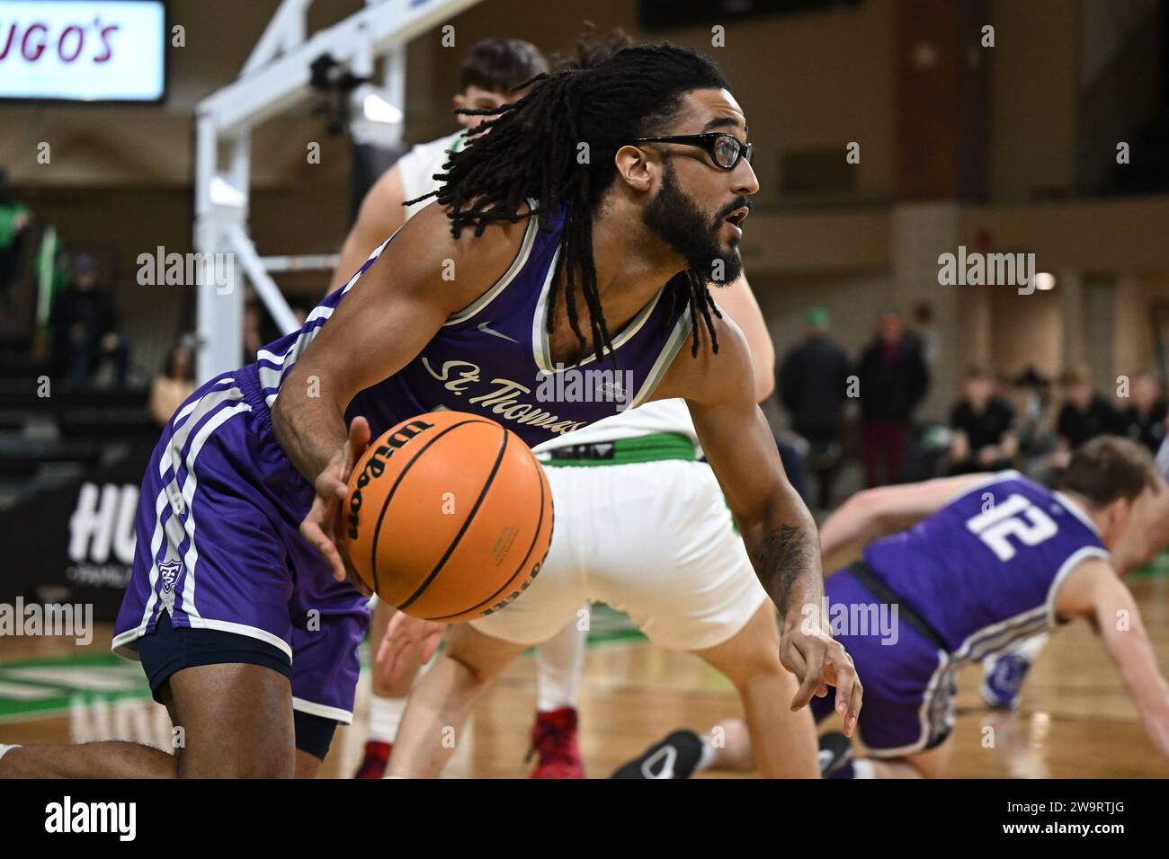 St. Thomas Tommies forward Courtney Brown, Jr. (20) dribbles the ball ...