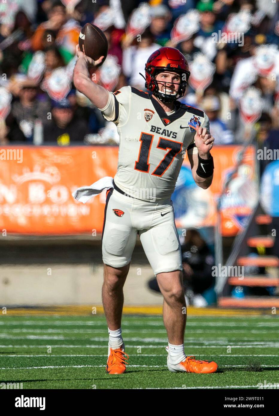 Oregon State quarterback Ben Gulbranson (17) throws a pass during the ...