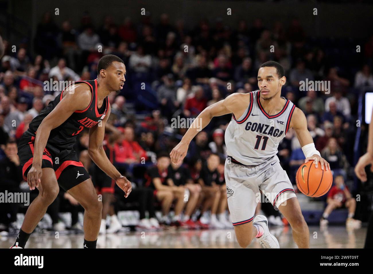 Gonzaga guard Nolan Hickman (11) controls the ball while pressured by ...