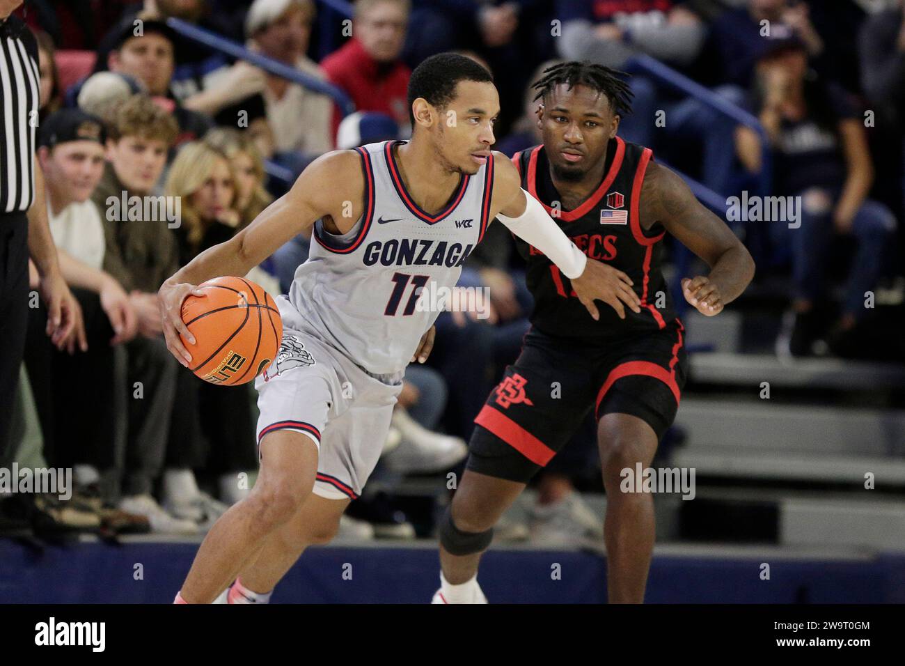 Gonzaga guard Nolan Hickman (11) controls the ball while pressured by ...
