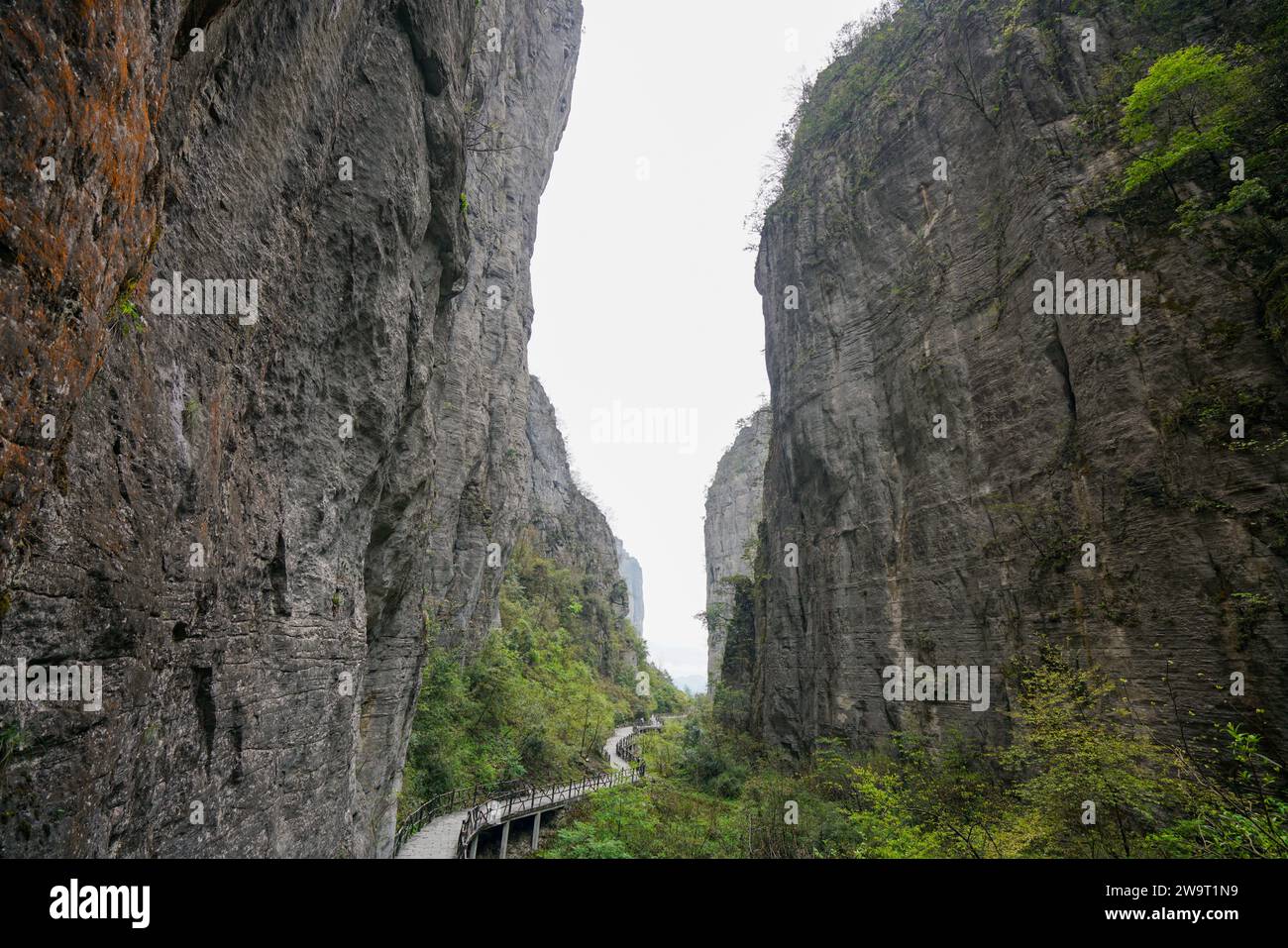 The trail to visit the scenic spot is built between two mountain walls ...