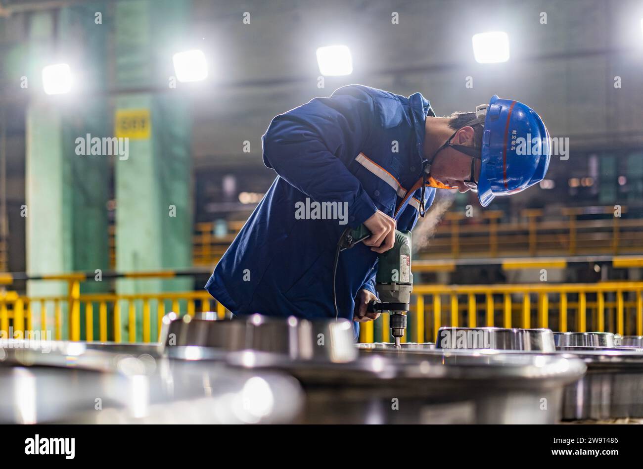 (231230) -- MA'ANSHAN, Dec. 30, 2023 (Xinhua) -- An employee grinds a ...