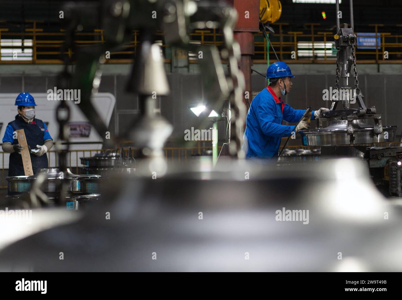 (231230) -- MA'ANSHAN, Dec. 30, 2023 (Xinhua) -- Employees package ...