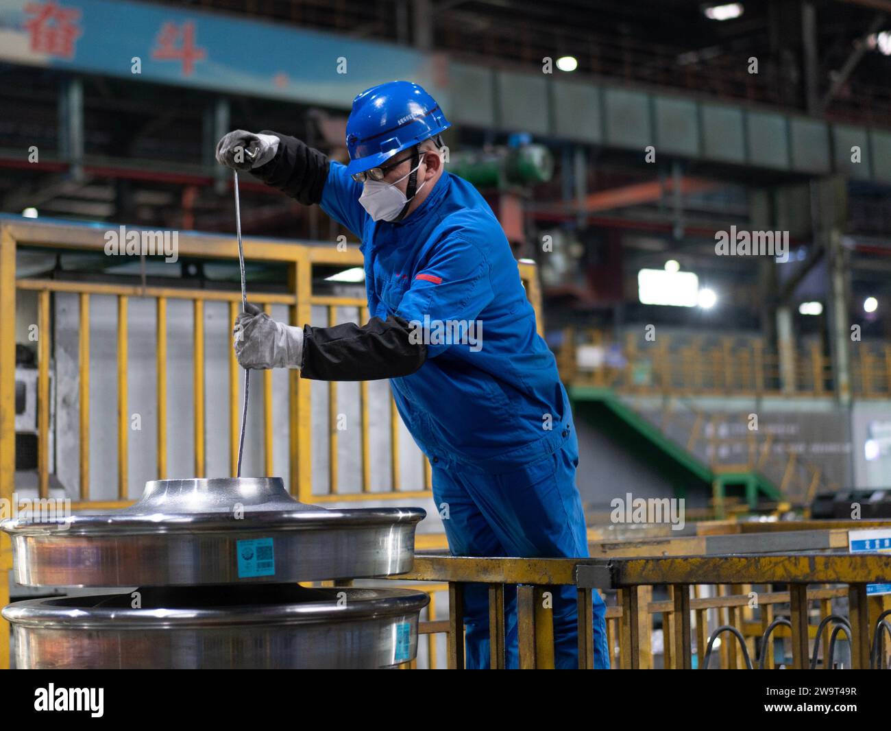 (231230) -- MA'ANSHAN, Dec. 30, 2023 (Xinhua) -- An employee packages a ...