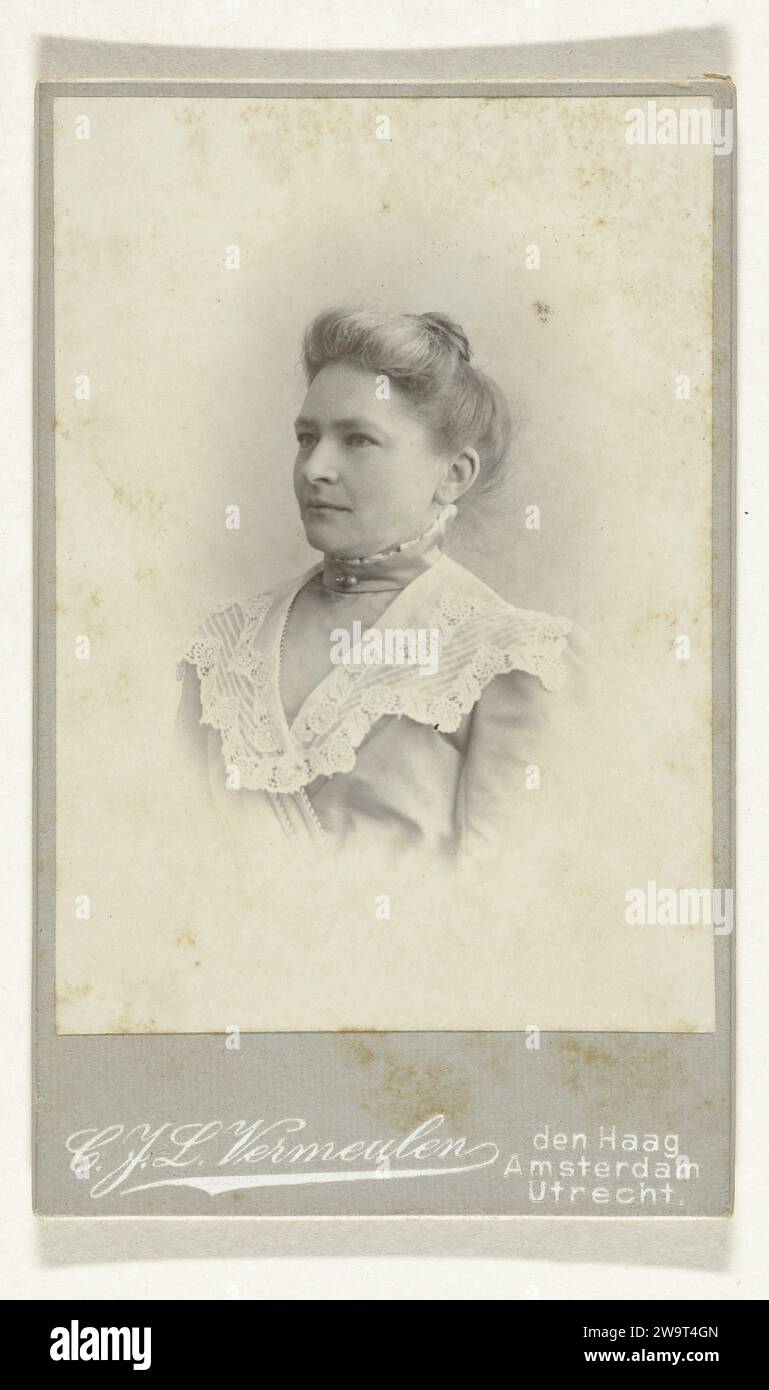 Studio Portrait of a woman in a high -all -closed dress, trimmed with a lace collar, 1890 - 1915 ...