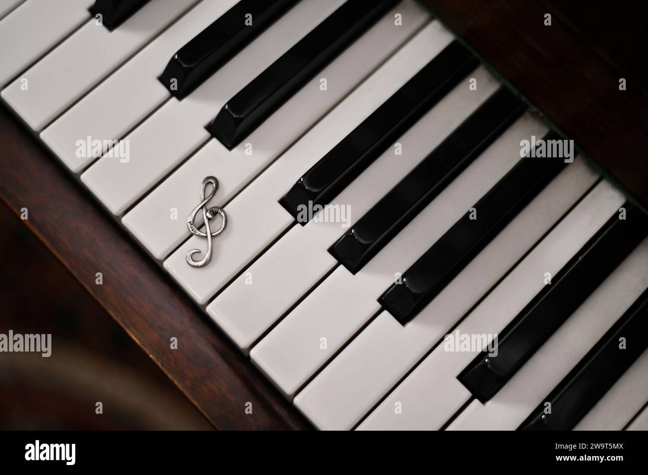 Piano keys and treble clef. Concept close-up Stock Photo - Alamy