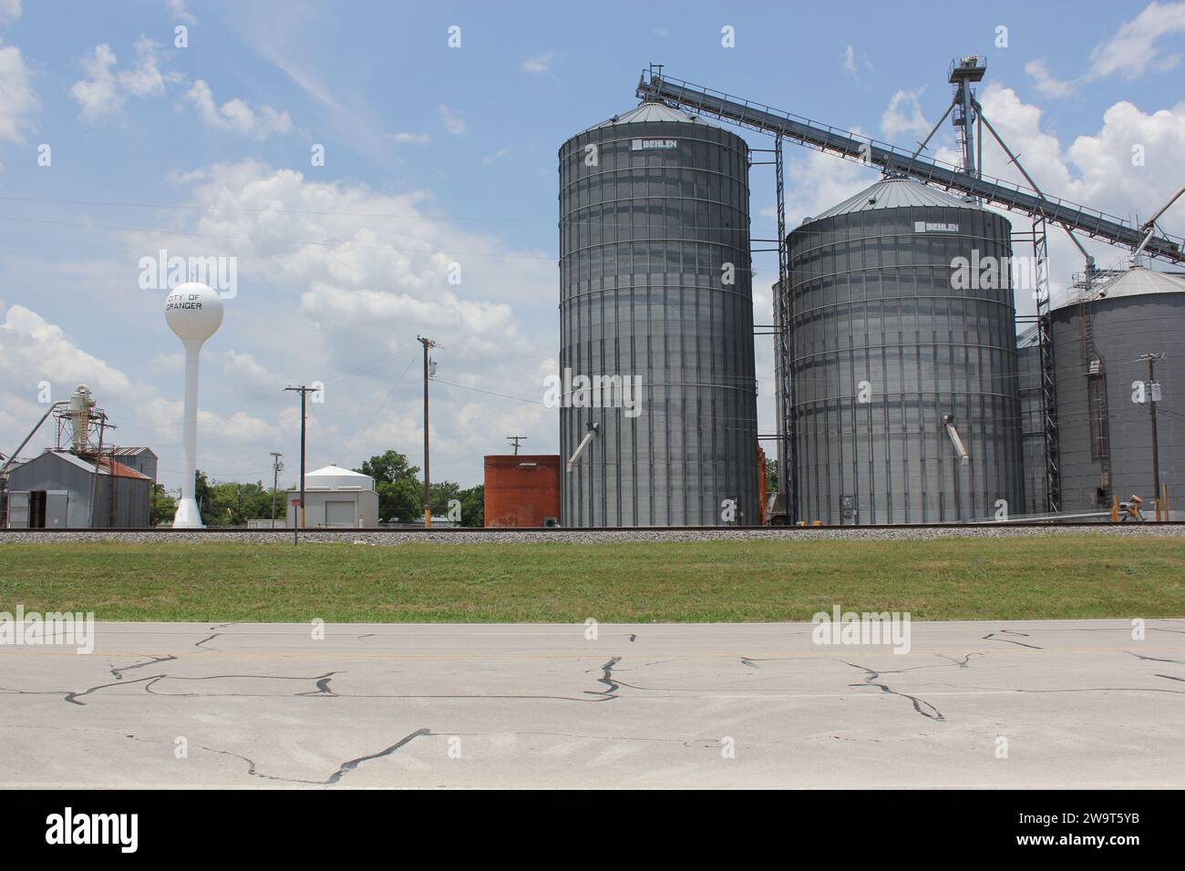 Grain silo rail track hi-res stock photography and images - Alamy