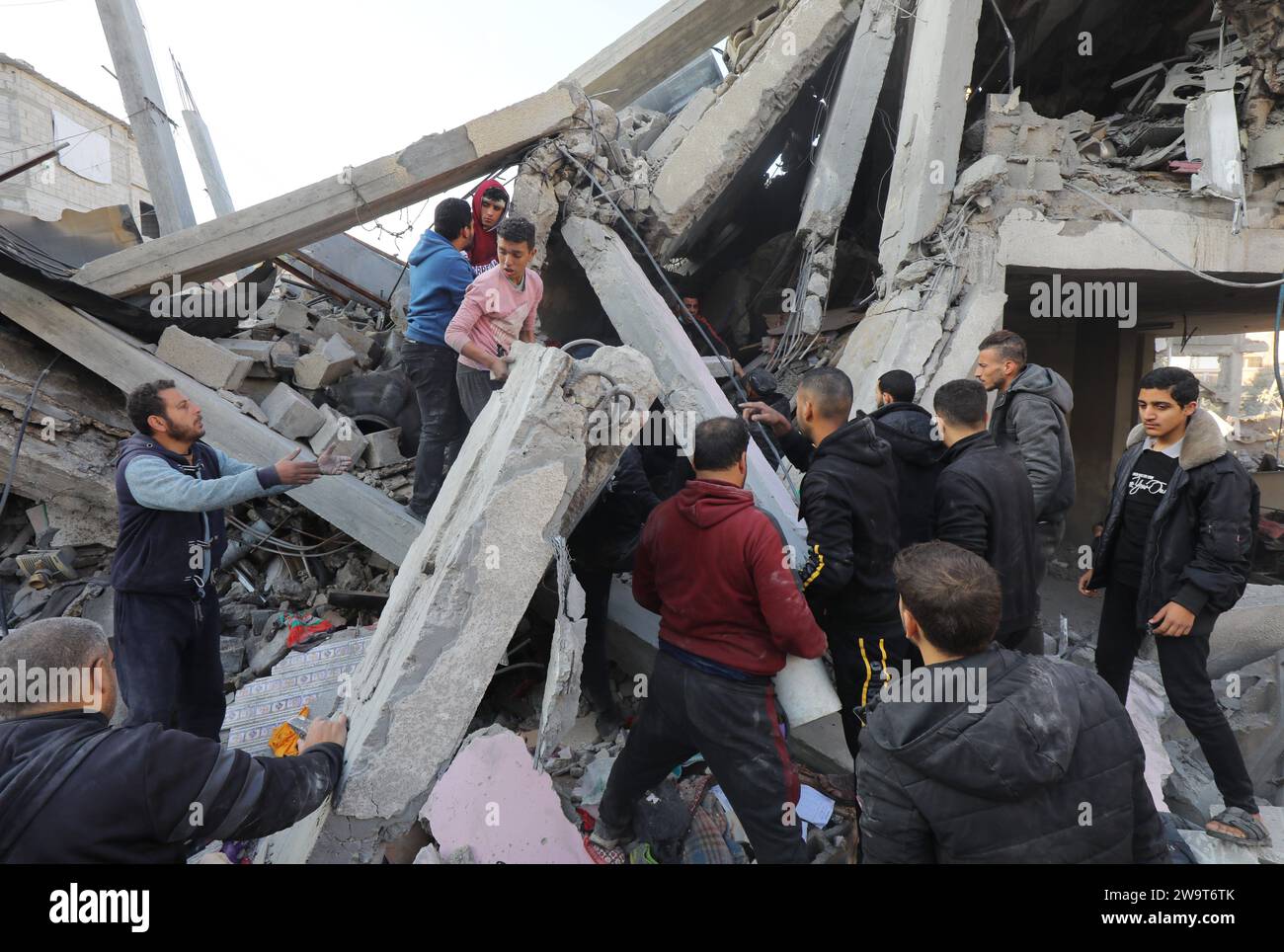 Residents and civil defense teams conduct search and rescue operation ...