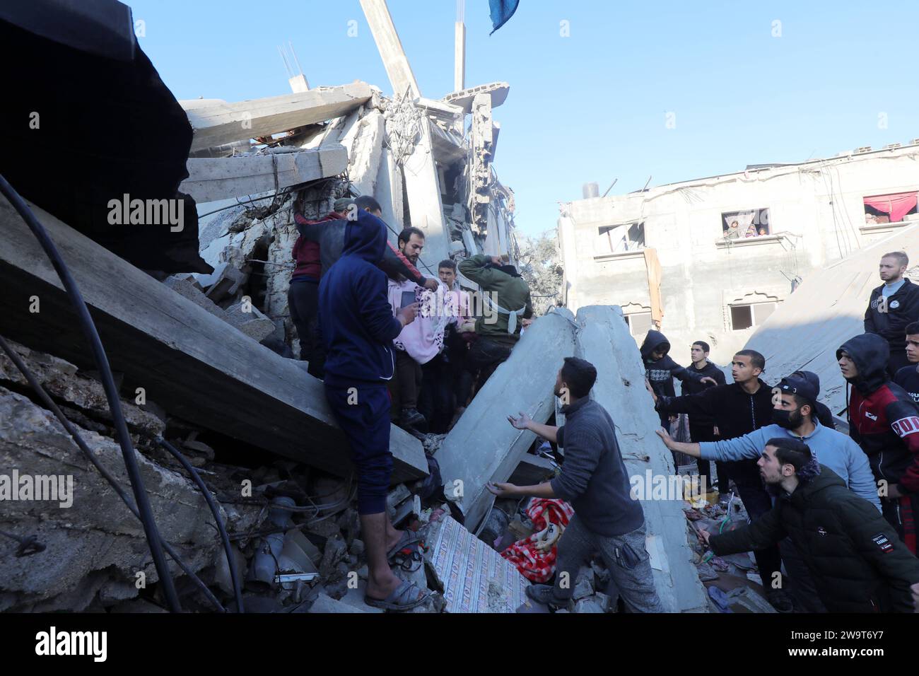 Residents and civil defense teams conduct search and rescue operation ...