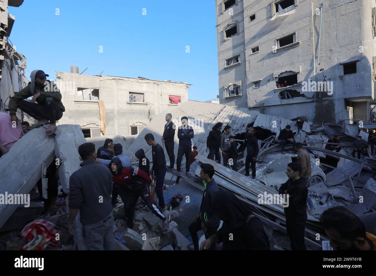 Residents and civil defense teams conduct search and rescue operation ...