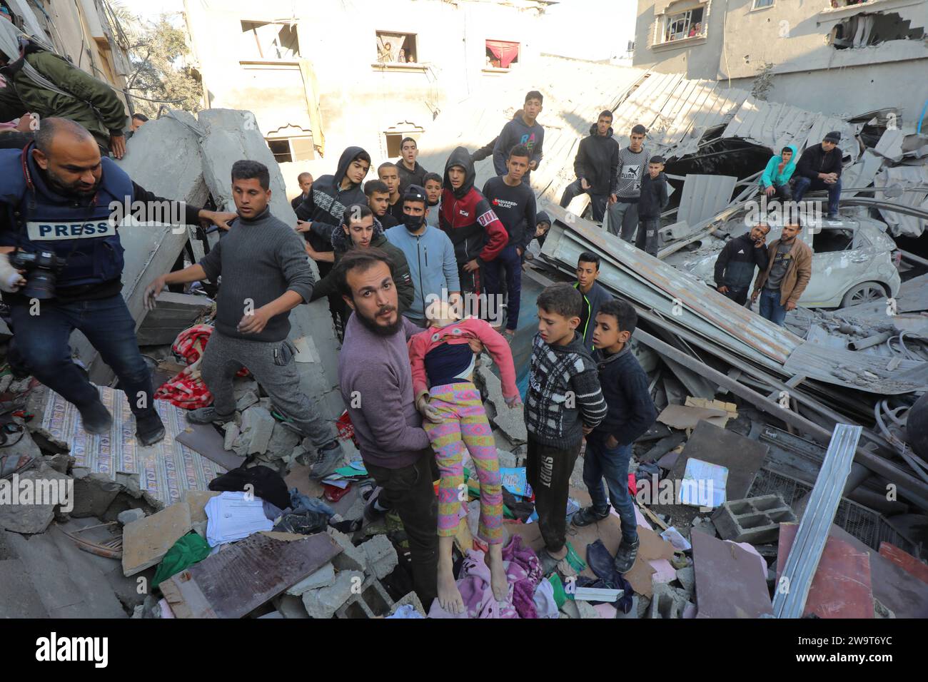 Residents and civil defense teams conduct search and rescue operation ...