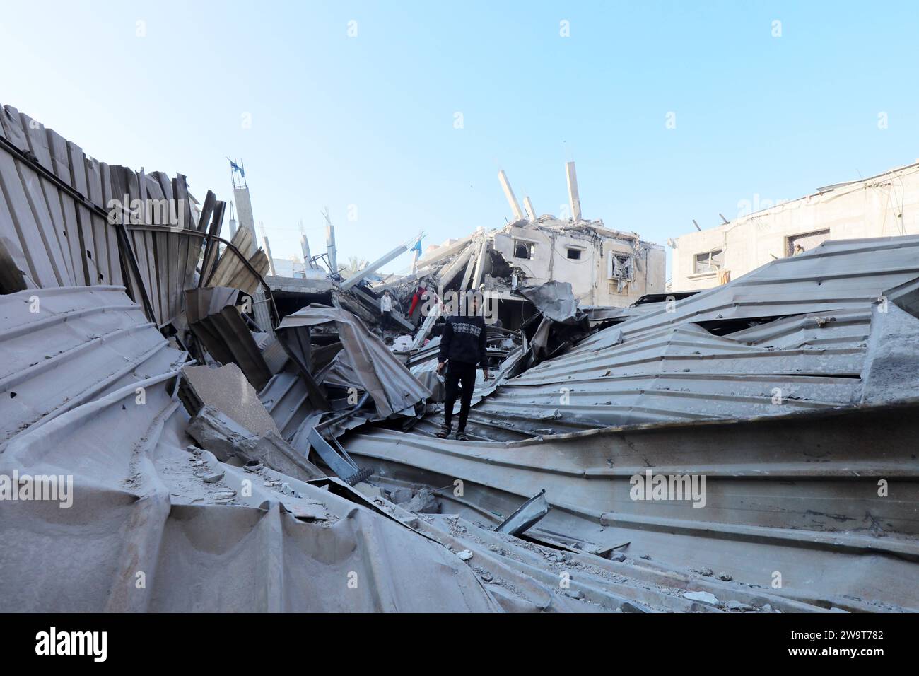 Residents and civil defense teams conduct search and rescue operation ...