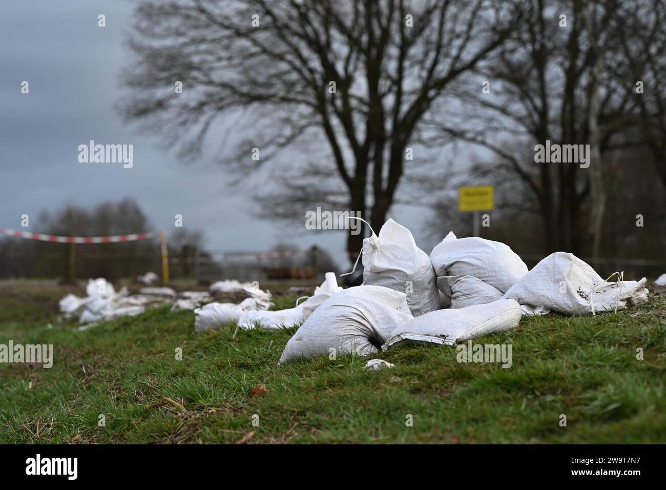 Hollen, Germany. 30th Dec, 2023. Sandbags are lying on the river ...