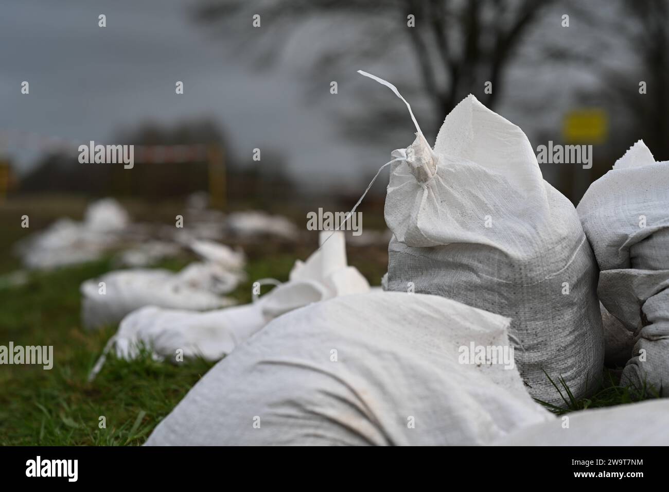 Hollen, Germany. 30th Dec, 2023. Sandbags are lying on the river ...