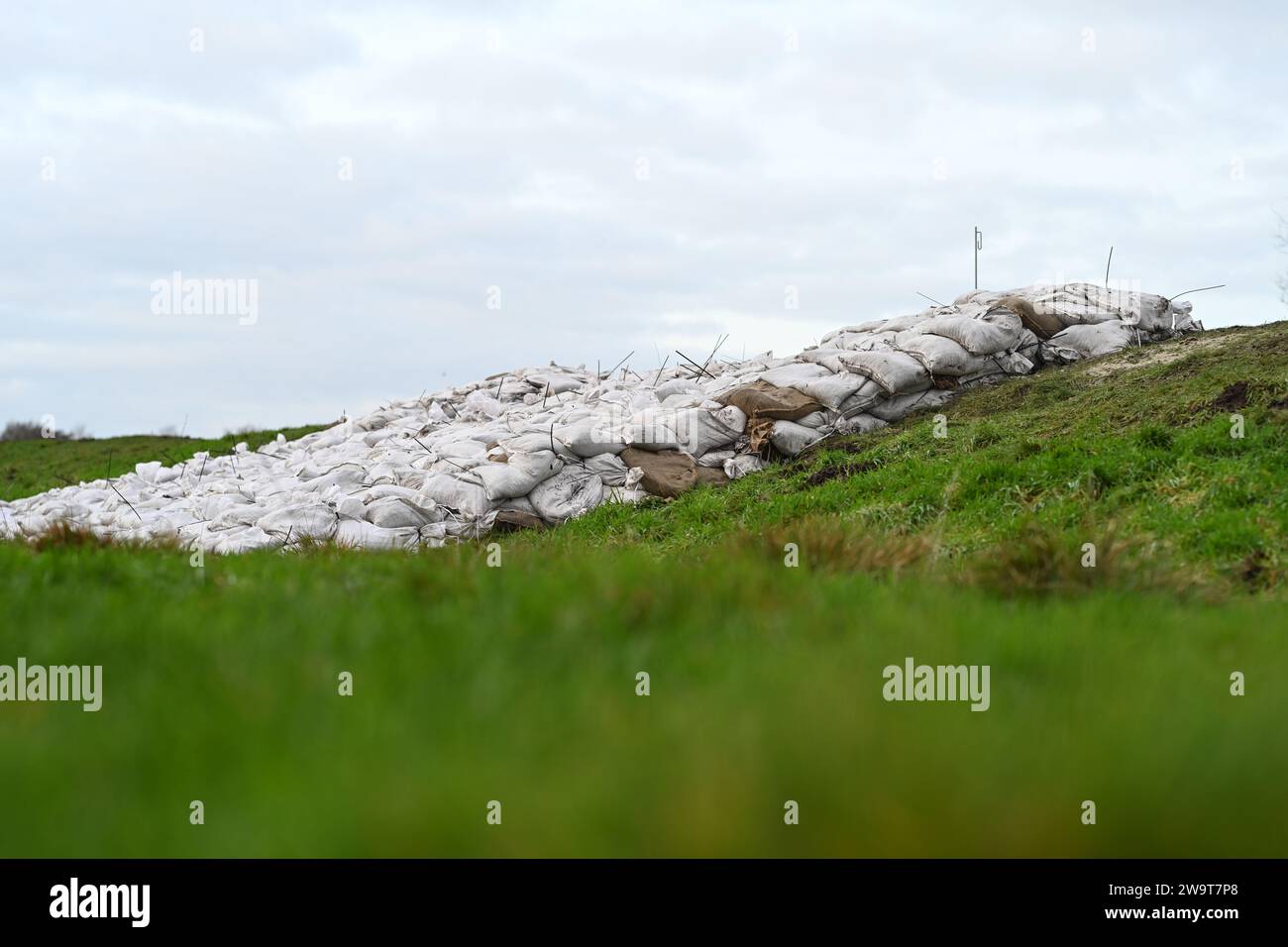 Hollen, Germany. 30th Dec, 2023. Sandbags are lying on the river ...