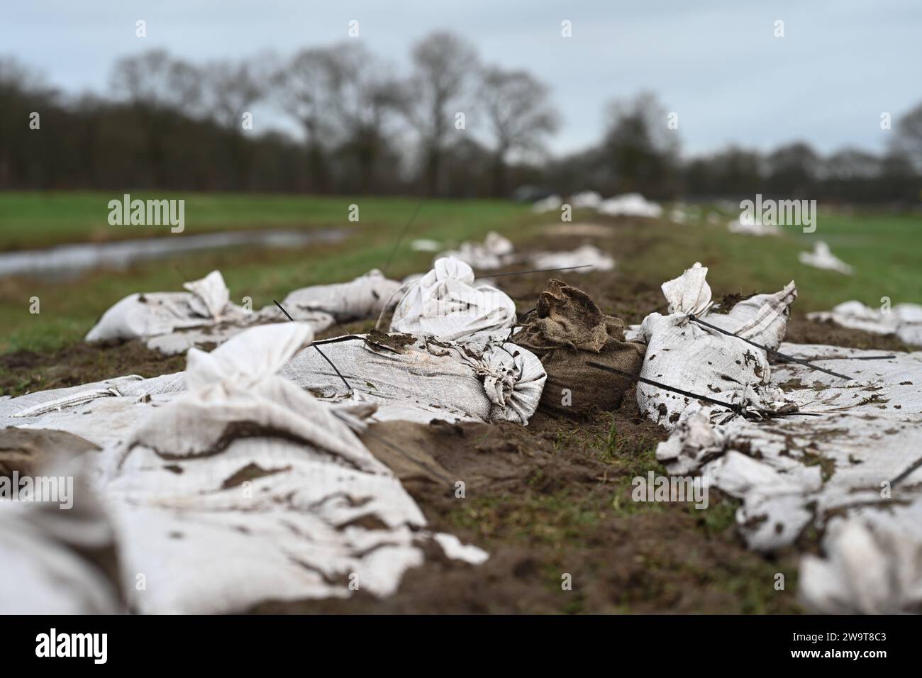 Hollen, Germany. 30th Dec, 2023. Sandbags are lying on the river ...