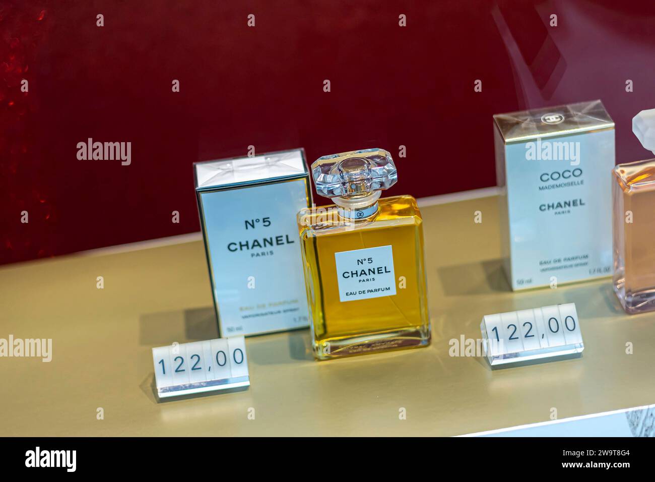 Schaufenster mit Parfum der Marke Chanel. // 27.12.2023: Stuttgart ...