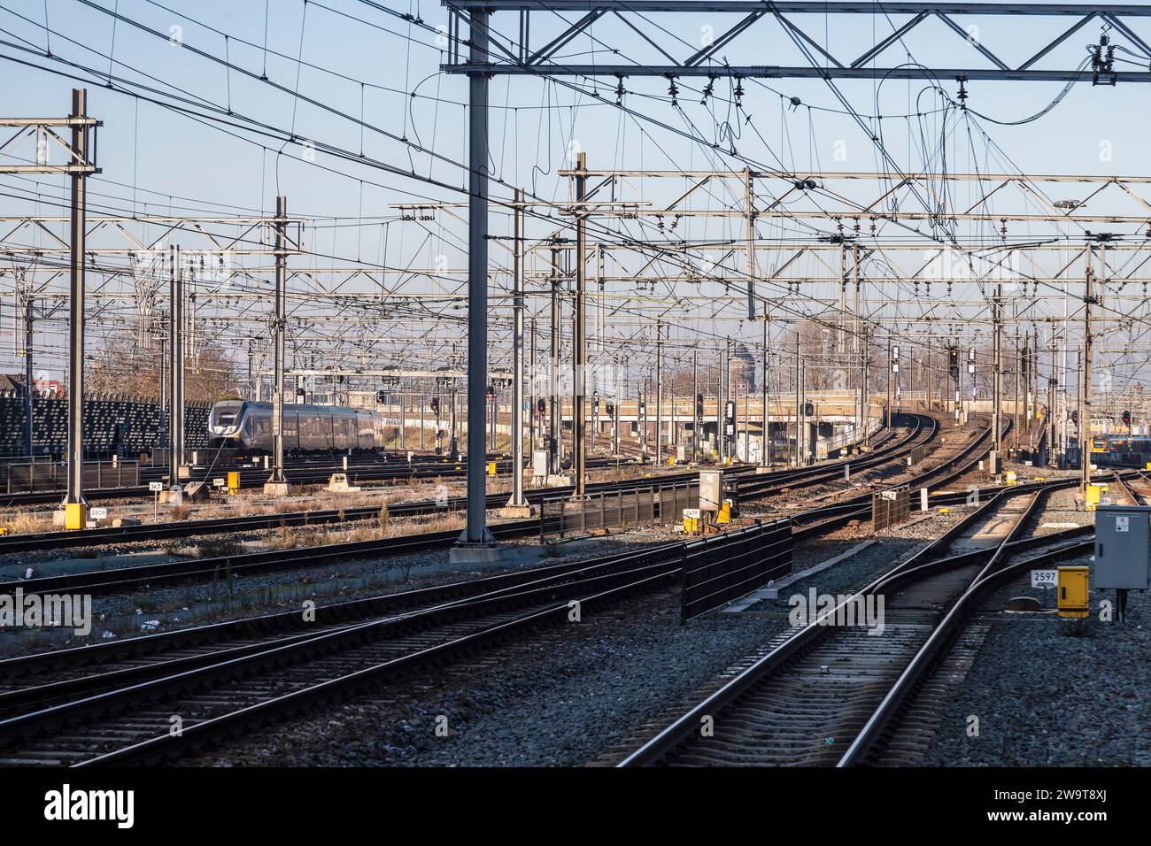 Overhead railroad signals hi-res stock photography and images - Alamy