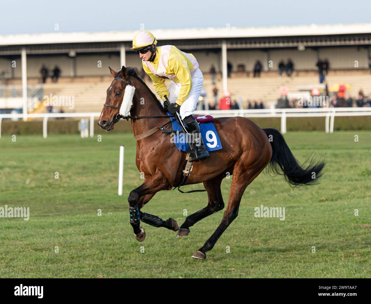 Catchin Time, ridden by Peter Summers and trained by Laura Hurley ...