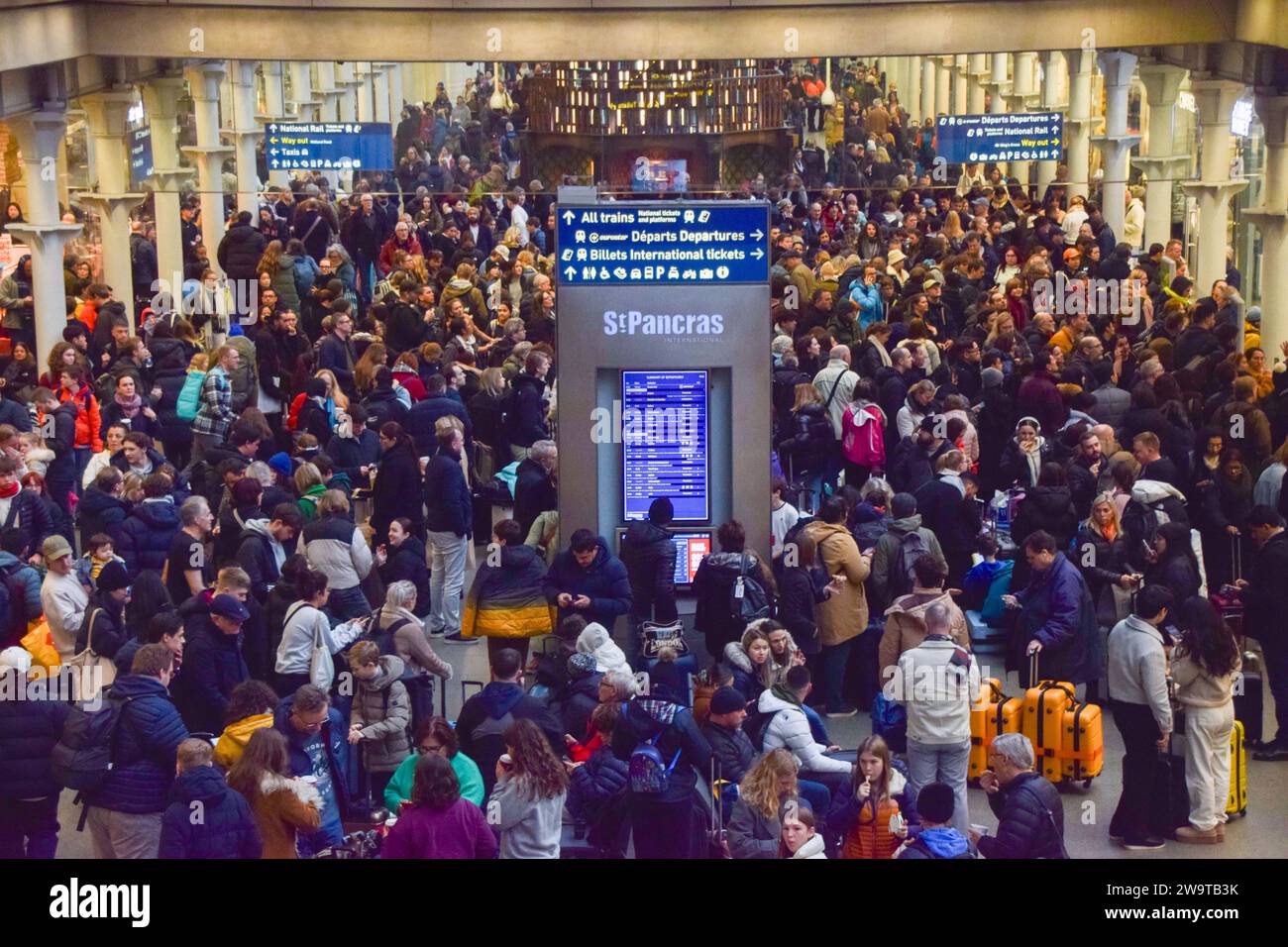 London, UK. 30th December 2023. Crowds of passengers await information ...