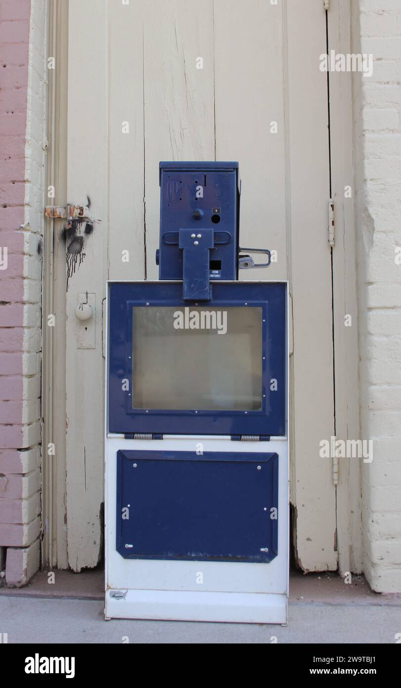 Empty Newspaper Vending Machine on Sidewalk near store Stock Photo - Alamy
