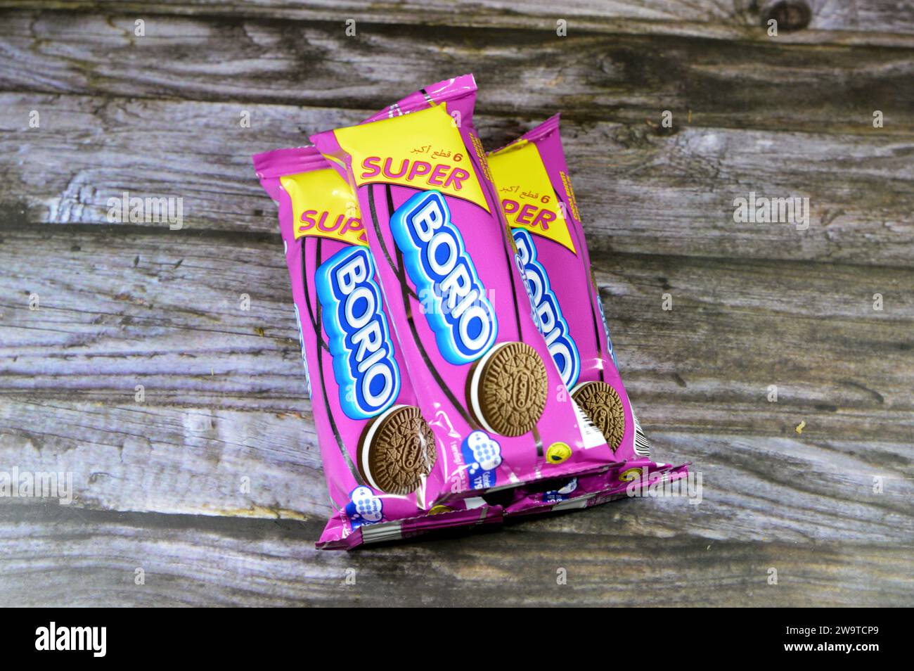 Crunch cream biscuit hi-res stock photography and images - Alamy