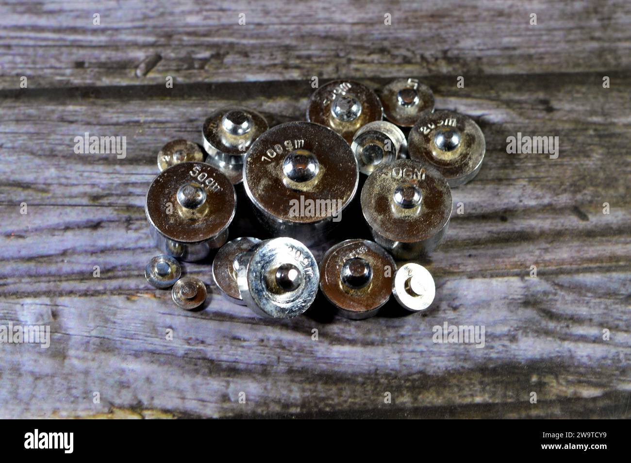 Physics laboratory scales hi-res stock photography and images - Alamy