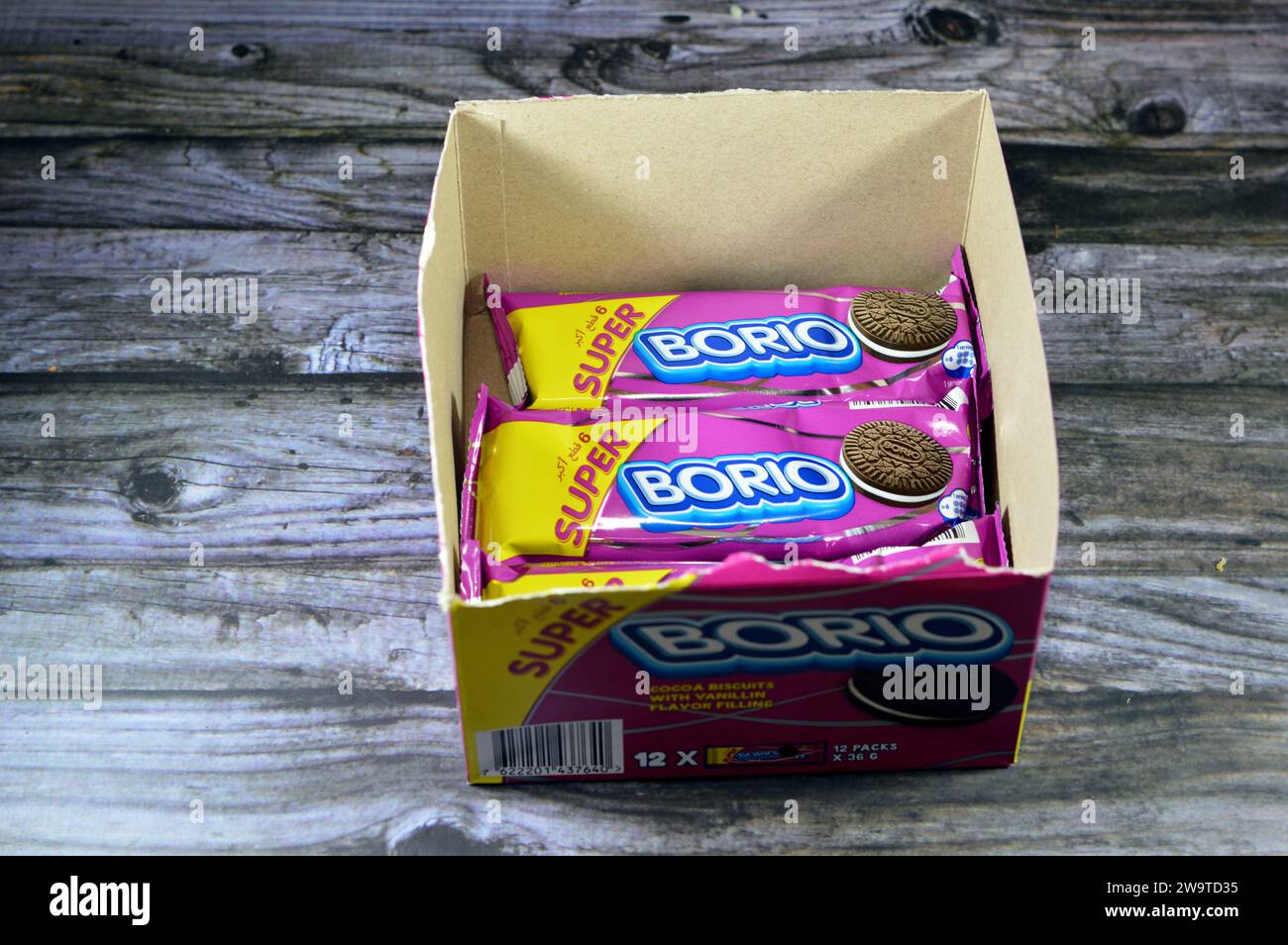 Crunch cream biscuit hi-res stock photography and images - Alamy