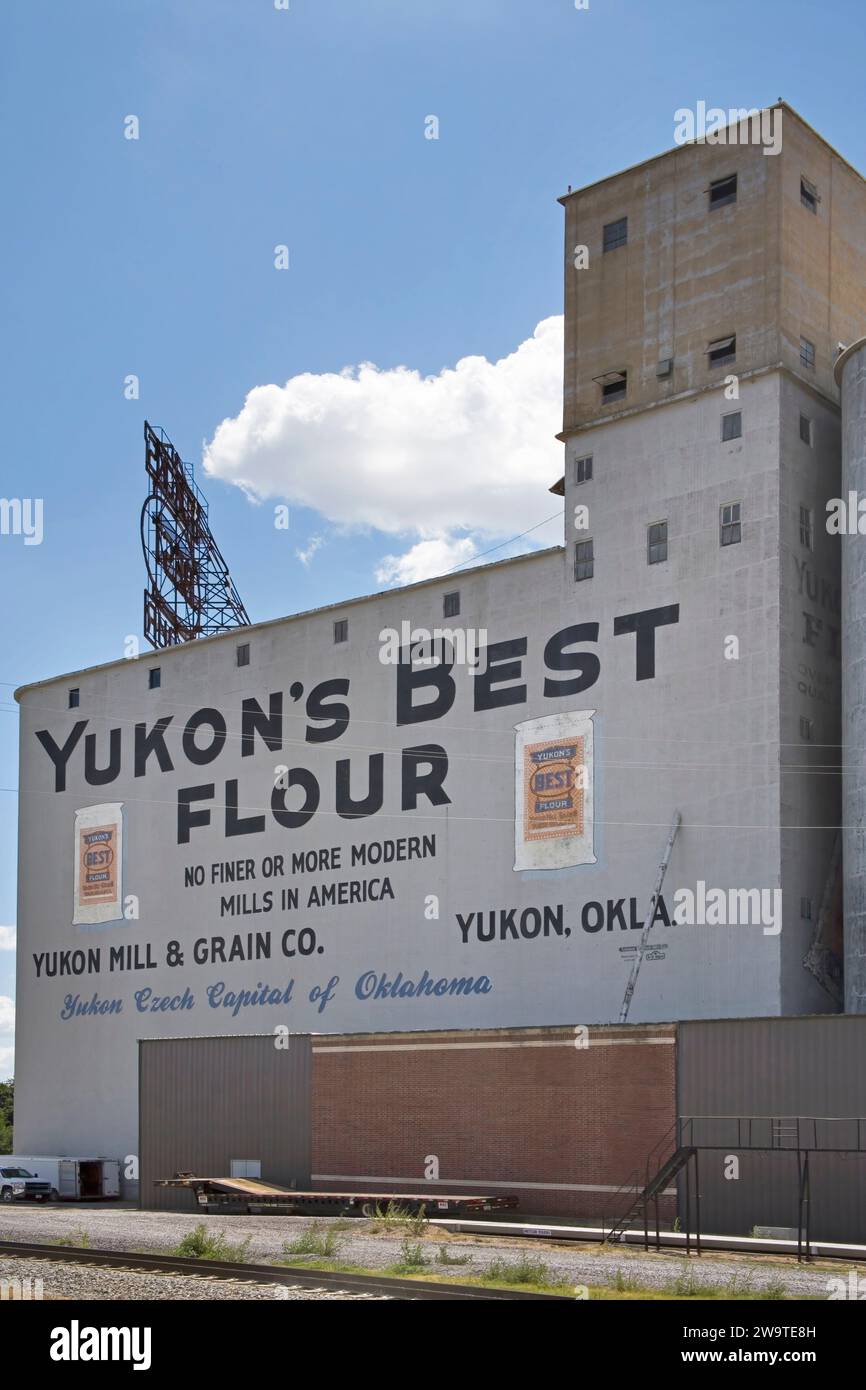 yukon flour grain silos on route 66 in oklahoma Stock Photo - Alamy