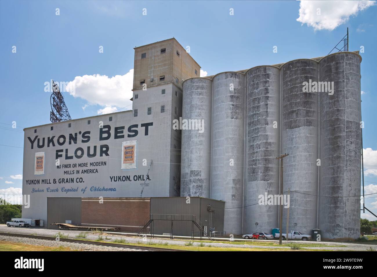 yukon flour grain silos on route 66 in oklahoma Stock Photo - Alamy