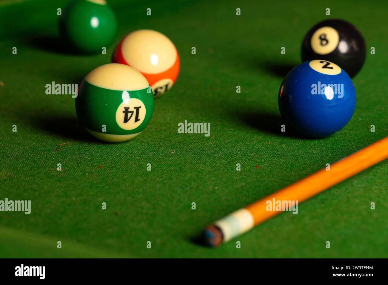 Billard ist ein Spiel, bei dem zwei Personen oder zwei Teams ...