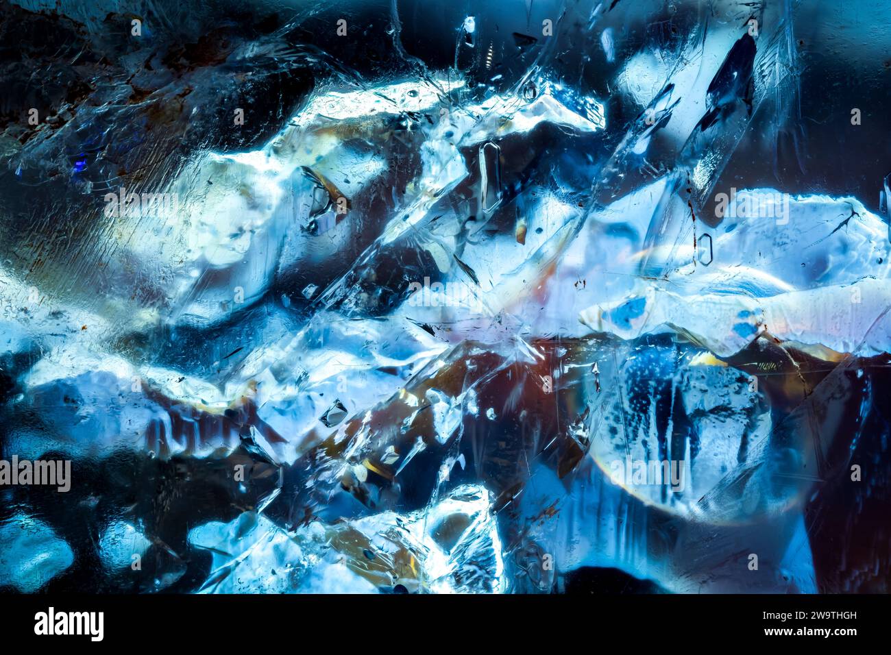 firefly quartz / Petroleum Clear Quartz under long wave UV light ...