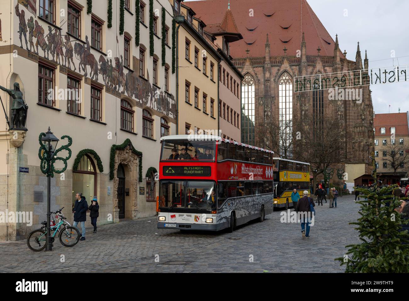 Die beiden Doppeldeckerbusse der Alstadtrundfahrten in Nürnberg am ...