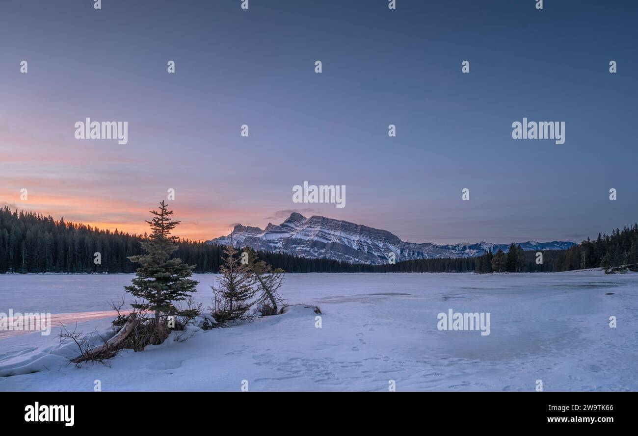 Winter view of spruce trees and Mount Rundle at Two Jack Lake in Banff ...