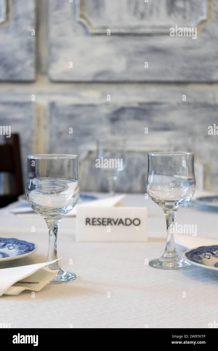 Reserved table in restaurant sign hi-res stock photography and images ...