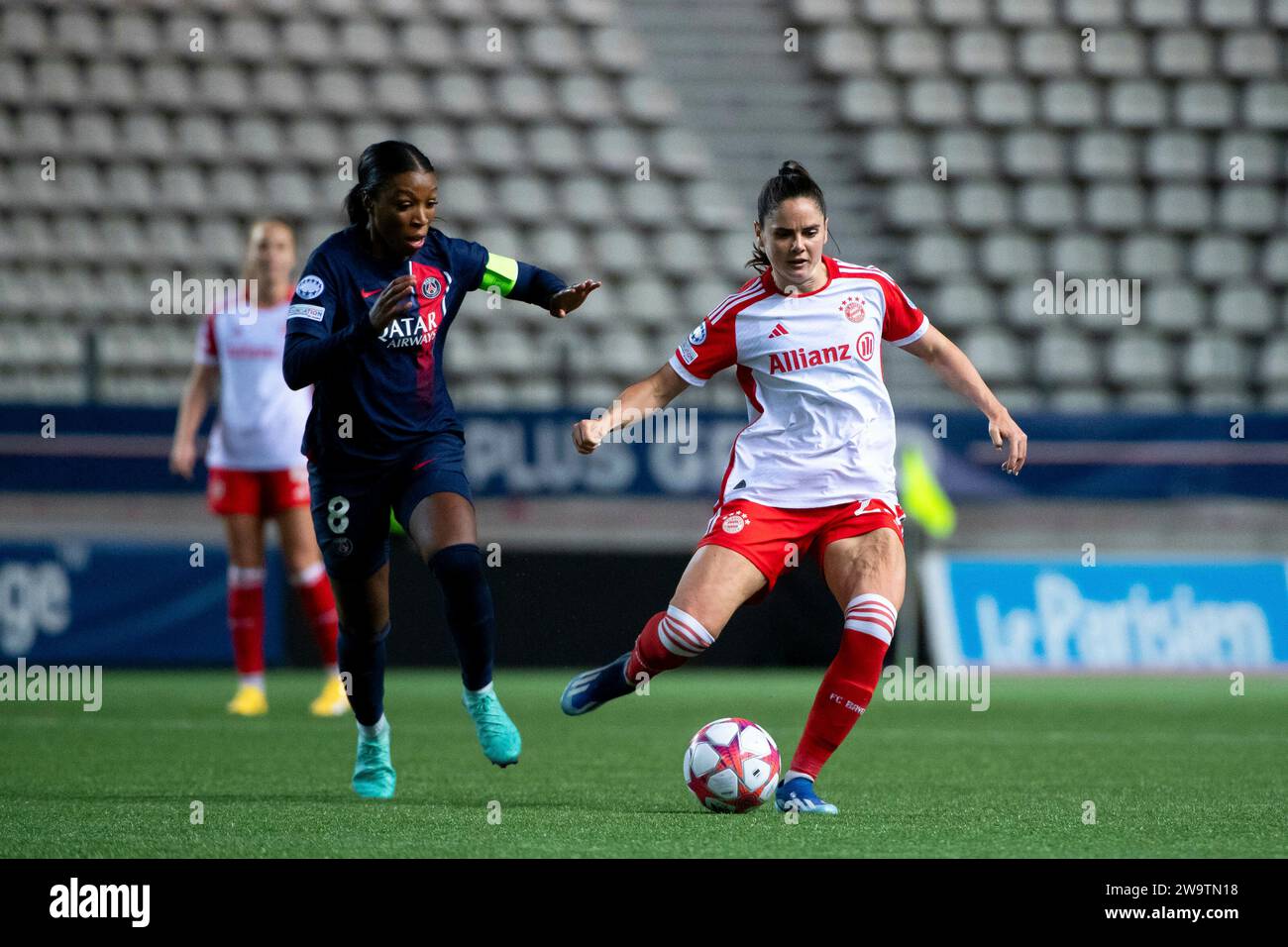 Sarah Zadrazil (FC Bayern Muenchen, #25) im Zweikampf mit Grace Geyoro ...
