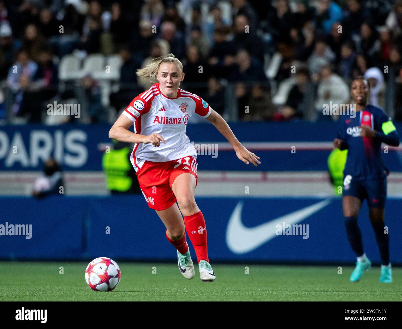 Georgia Stanway (FC Bayern Muenchen, #31) am Ball, FRA, Paris Saint ...