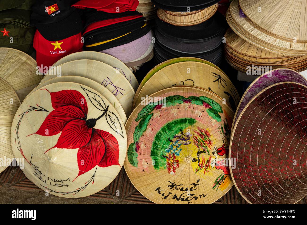Traditionel Vietnamese straw hat Stock Photo - Alamy