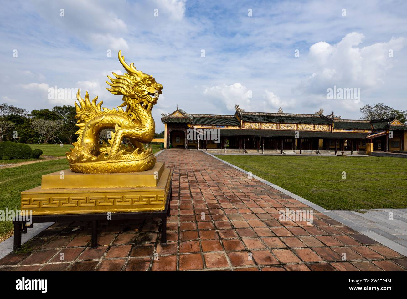 Pagoda dragon vietnam hi-res stock photography and images - Alamy