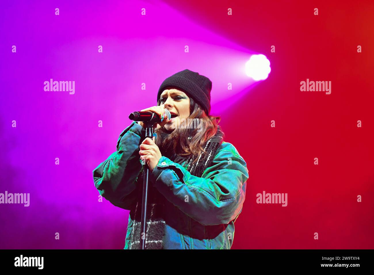 Entertrainement hi-res stock photography and images - Alamy