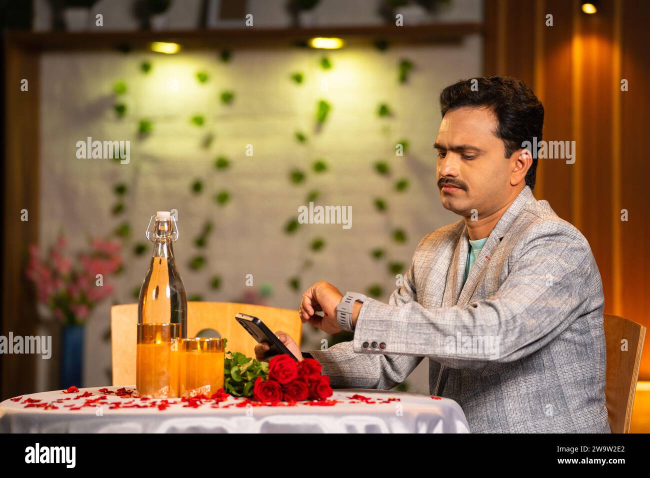 Indian restaurant waiting table hi-res stock photography and images - Alamy