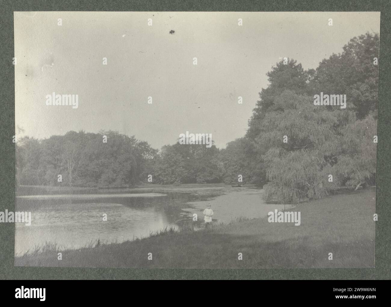 Child by the water on De Pauw estate in Wassenaar, c. 1913 - c. 1920 ...